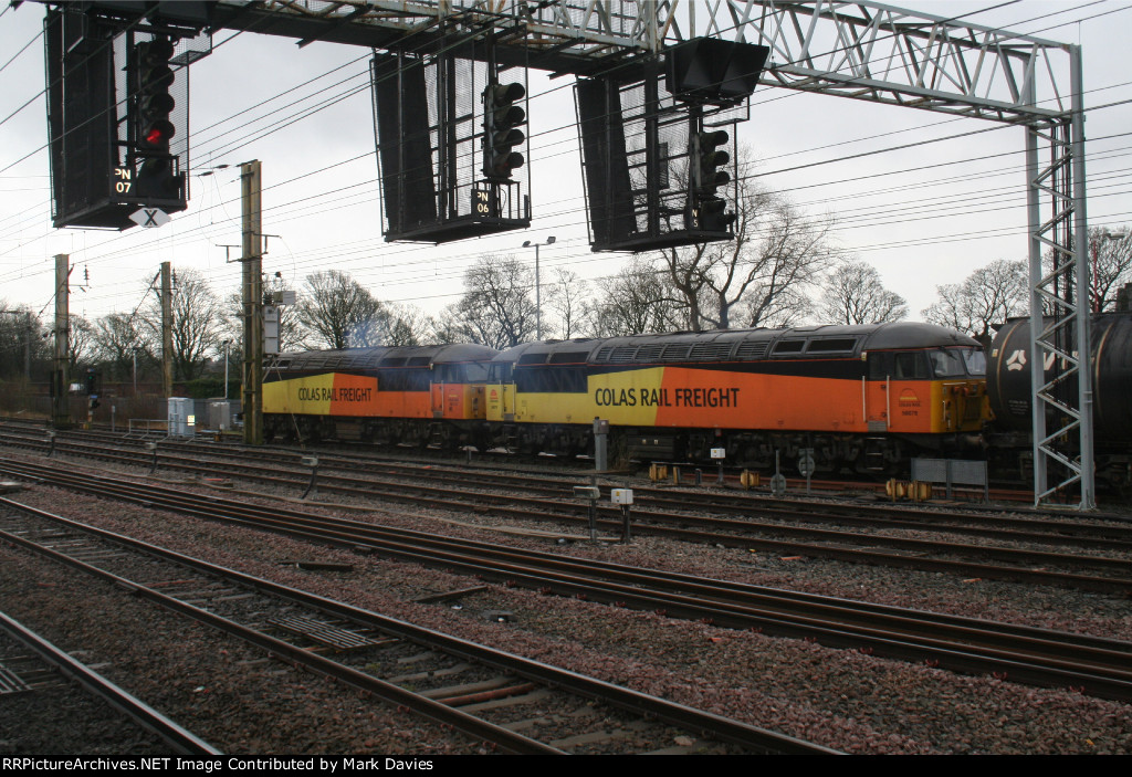 56078 and 56113 haul the tanks away from Preston Docks.